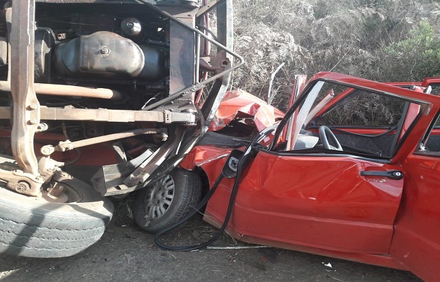 Acidente: Colisão frontal entre carro e caminhão deixa quatro pessoas ...
