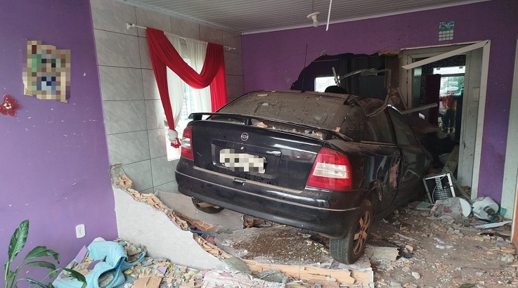 Susto: Carro desgovernado vai parar dentro de residência no bairro ...