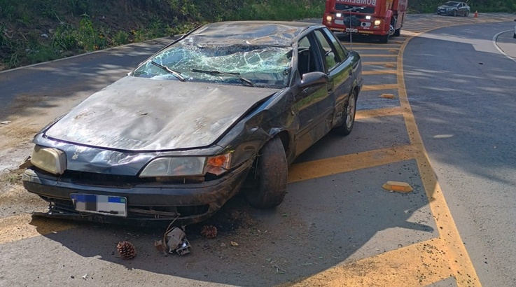 Lebon Régis: Carro capota na rodovia SC-350 - Portal Caçador Online