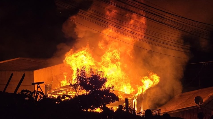 Caçador: Casa é consumida pelo fogo no bairro Martello - Portal Caçador ...